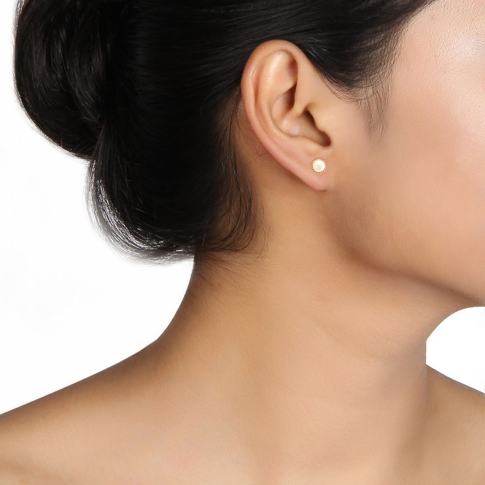 Buy Chic 18 Karat Gold And Pearl Stud Earrings at Best Price | Tanishq US
