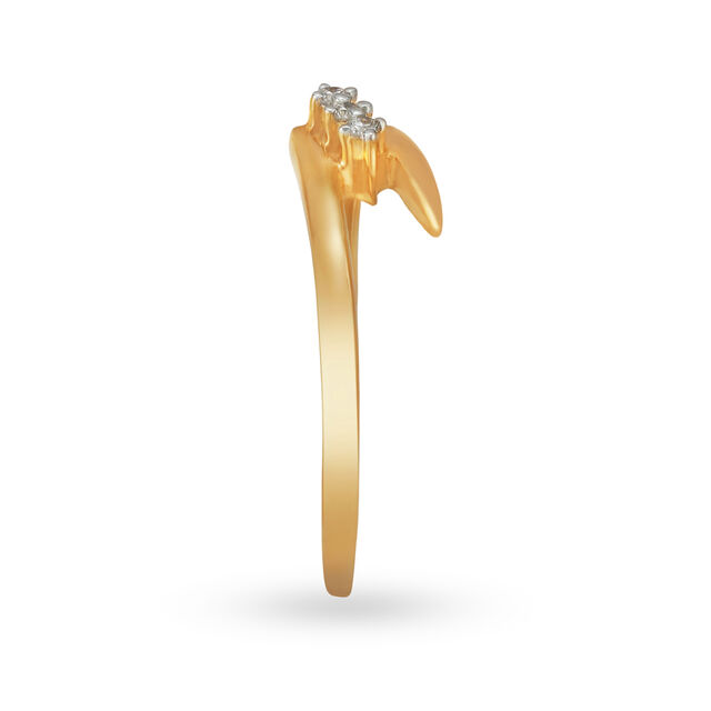 Sleek Line Pattern 3 Stone Diamond Ring