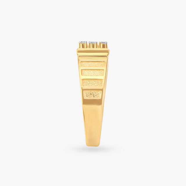 Buy Royal Majesty Diamond Finger Ring at Best Price | Tanishq US