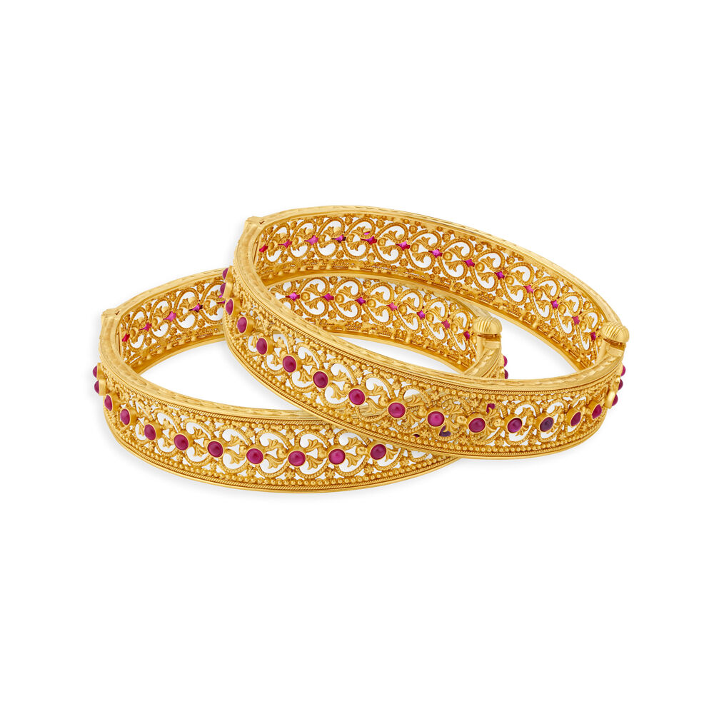 Buy Captivating Heart Motif Gold Ornate Bangle at Best Price | Tanishq US