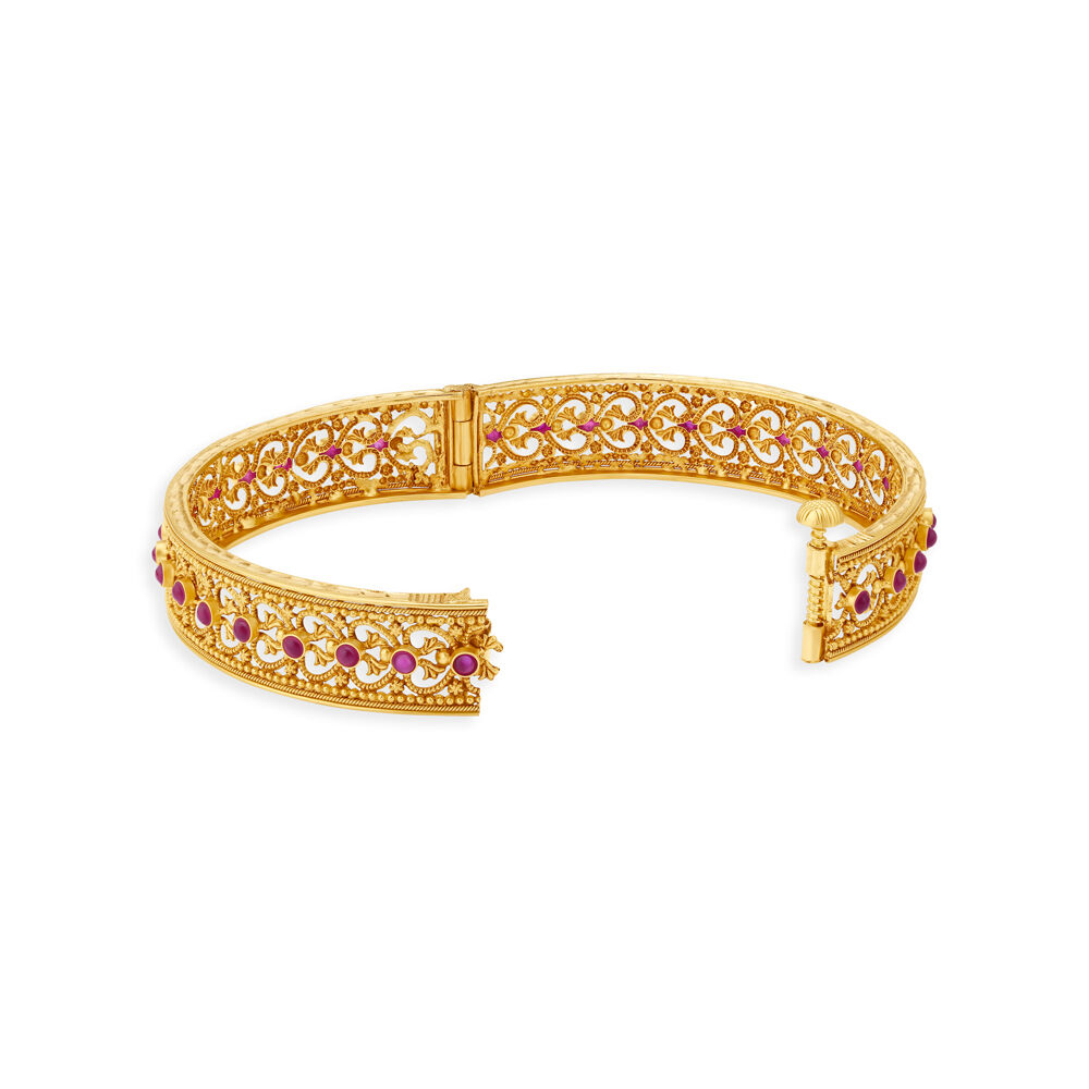 Buy Captivating Heart Motif Gold Ornate Bangle at Best Price | Tanishq US