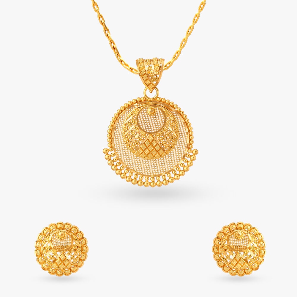 Buy Regal Gold Filigree Pendant Set at Best Price | Tanishq US