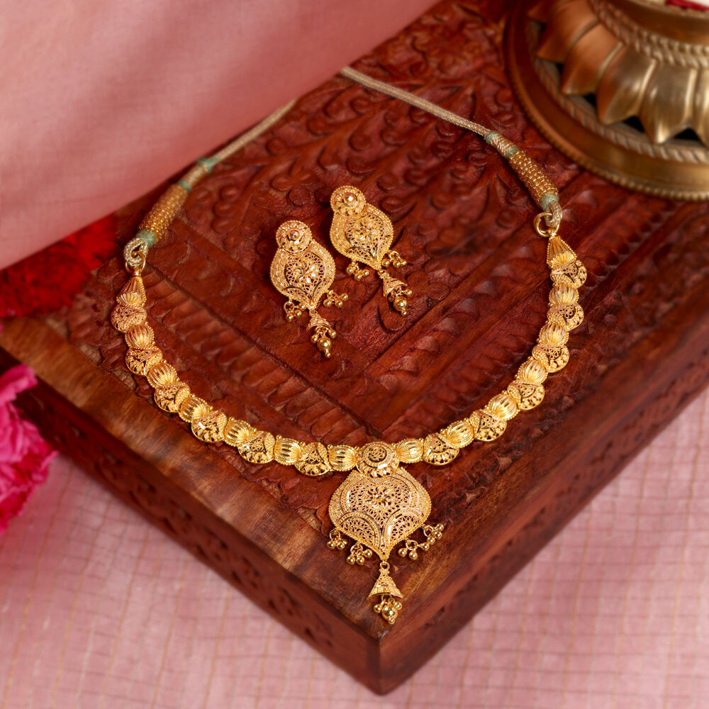Magnificient Yellow Gold Teardrop And Bell Necklace And Earrings Set