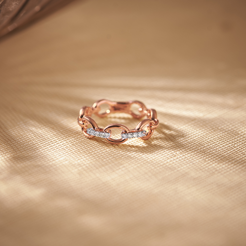 Modish Links Diamond Ring