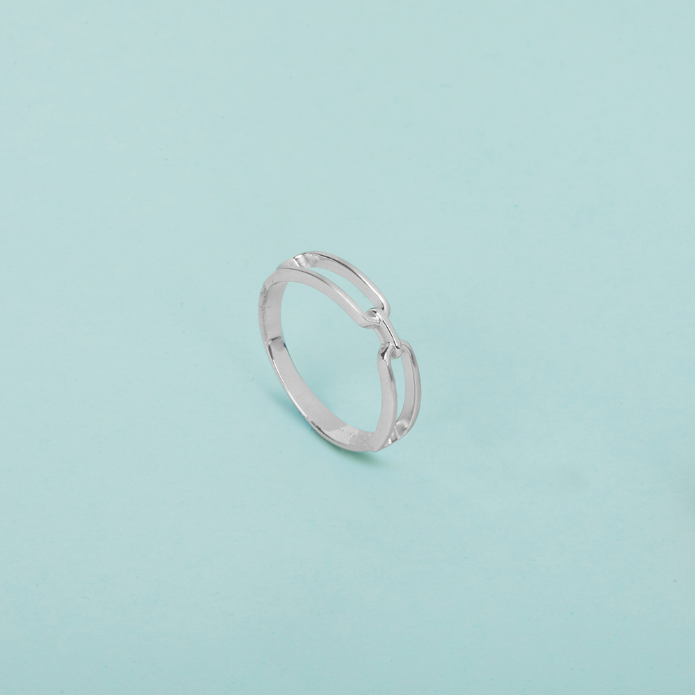 Linked Elegance Silver Finger Ring