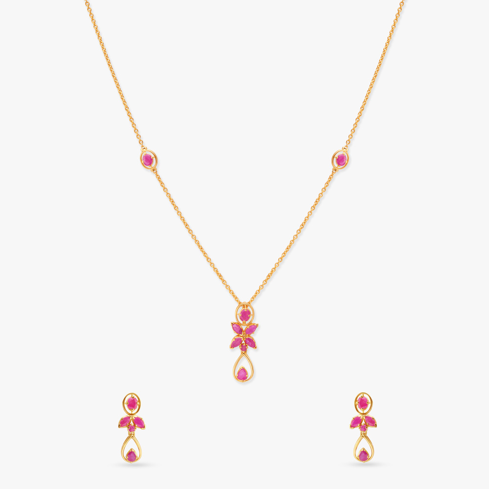 Splendorous Gold Pendant with Chain and Earrings Set
