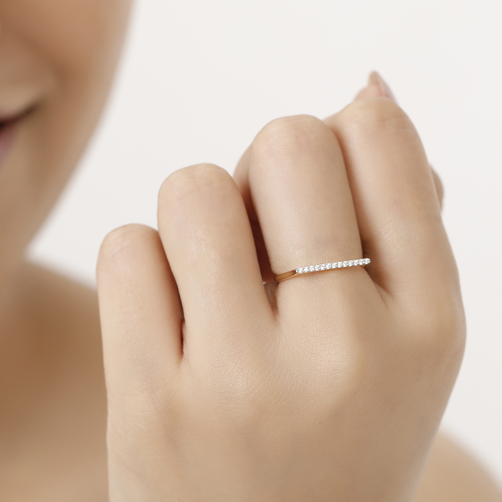 18 KT Yellow Gold Minimal Diamond Ring