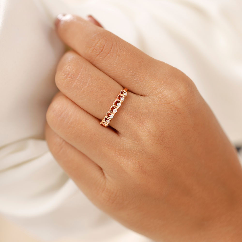 Sculpted Radiance 18K Diamond Finger Ring
