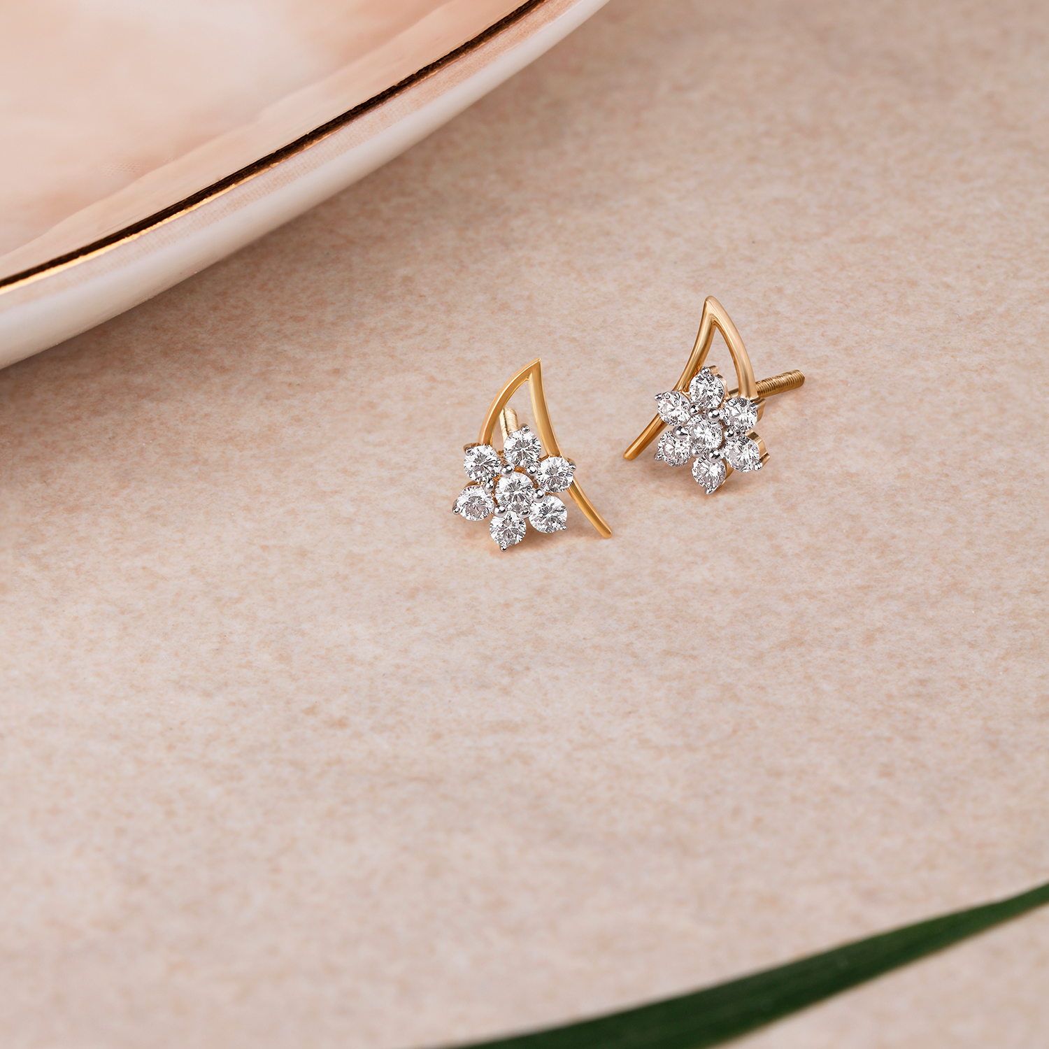 Chic 18 Karat Yellow Gold And Diamond Floral Studs
