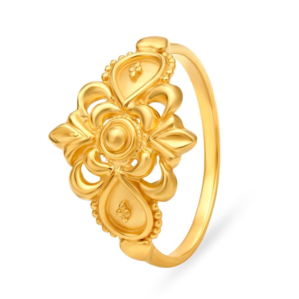 Striking Traditional Gold Ring